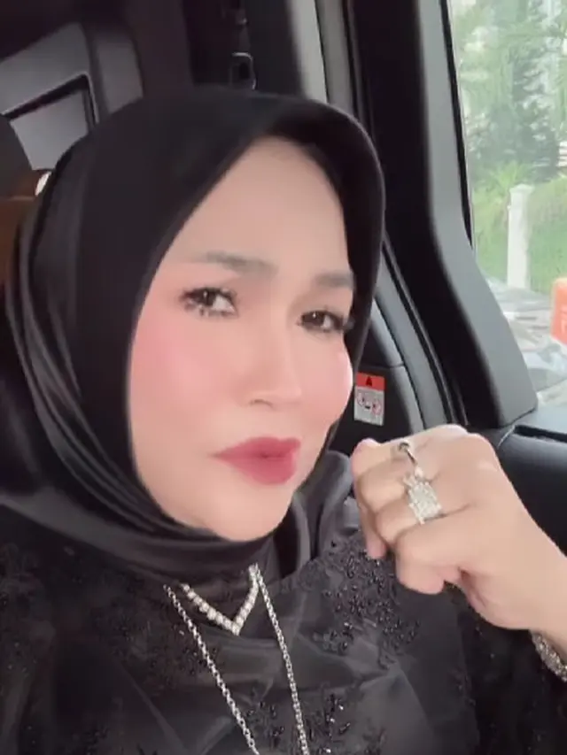 Inspirasi Model Perhiasan ala Ibunda Ayu Ting Ting yang Curi Perhatian - ShowBiz Liputan6.com