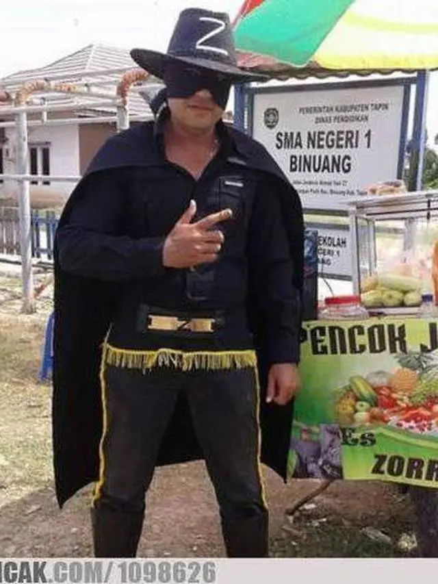 6 Potret Penjual Pakai Topeng Ini Tampak Misterius, Pembeli Elus Dada ...