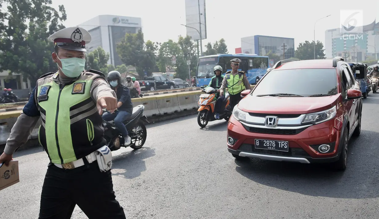FOTO: Polisi Tilang Pelanggar Ganjil Genap di Jalan Salemba Raya - Foto ...
