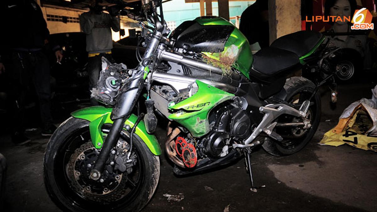 Moge Uje Ditutupi Terpal di Mapolres Jaksel - News Liputan6.com