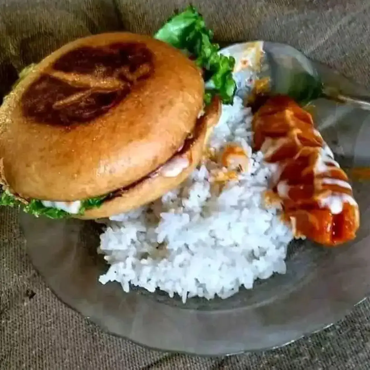 6 Potret Makan Burger Pakai Nasi Ini Nyeleneh, Orang Indonesia Banget - Hot Liputan6.com