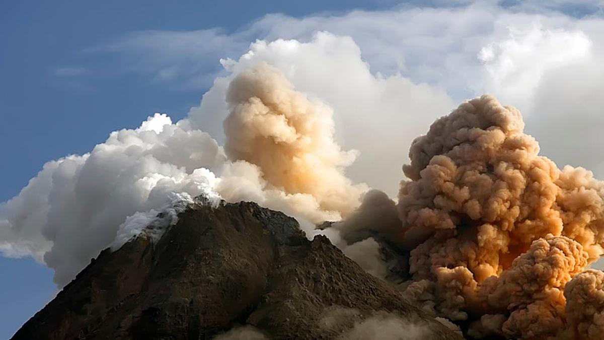 Gunung Merapi Meletus dengan Suara Gemuruh Keras