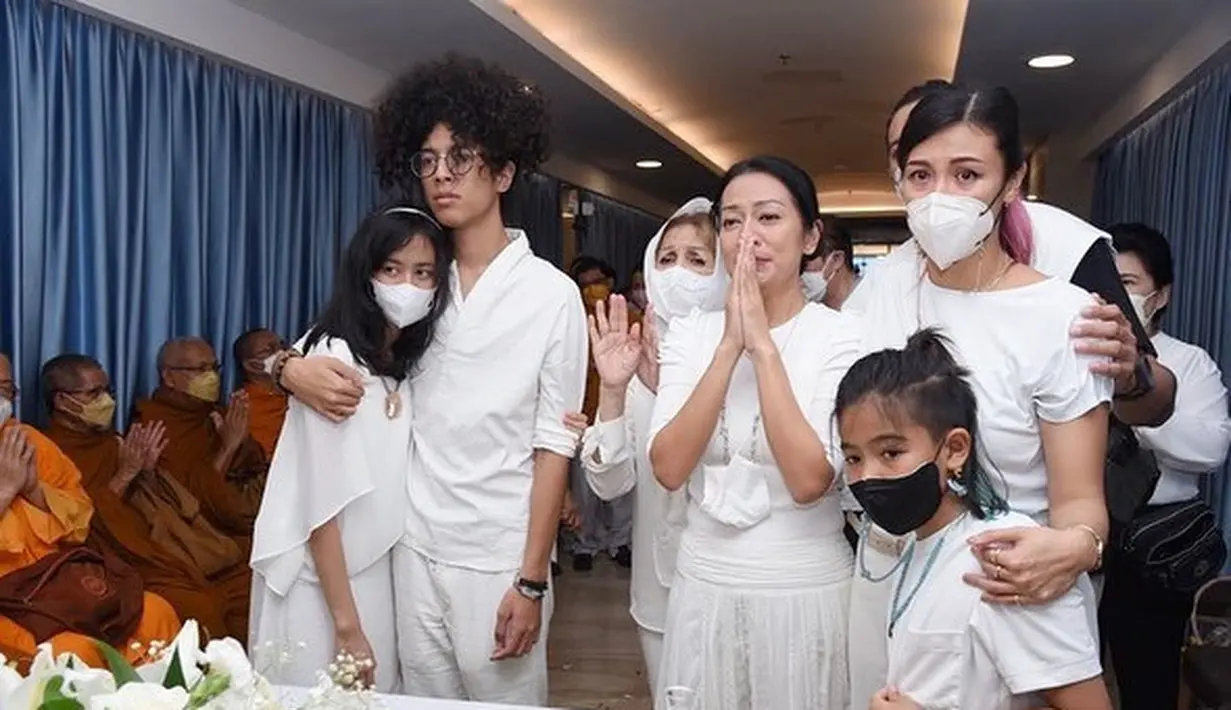 Renungan Dewi Lestari Setelah Jasad Reza Gunawan Dikremasi: Sudahkah ...