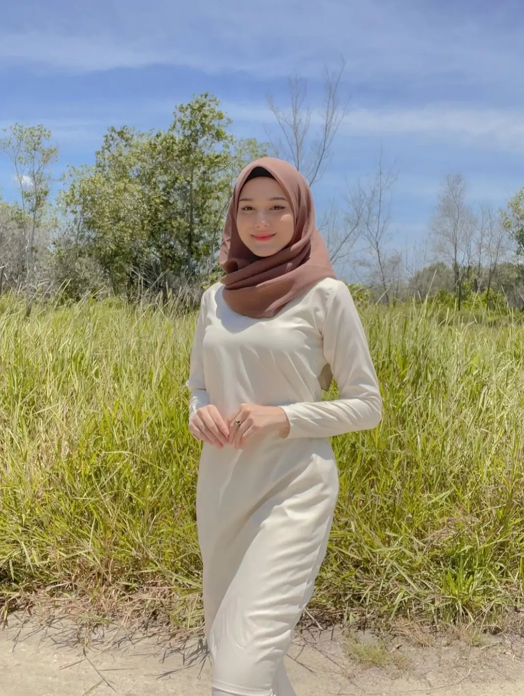 Gaya Hijab Yasmine Ow Istri Aditya Zoni, Menawan Blasteran Jerman - Foto Liputan6.com