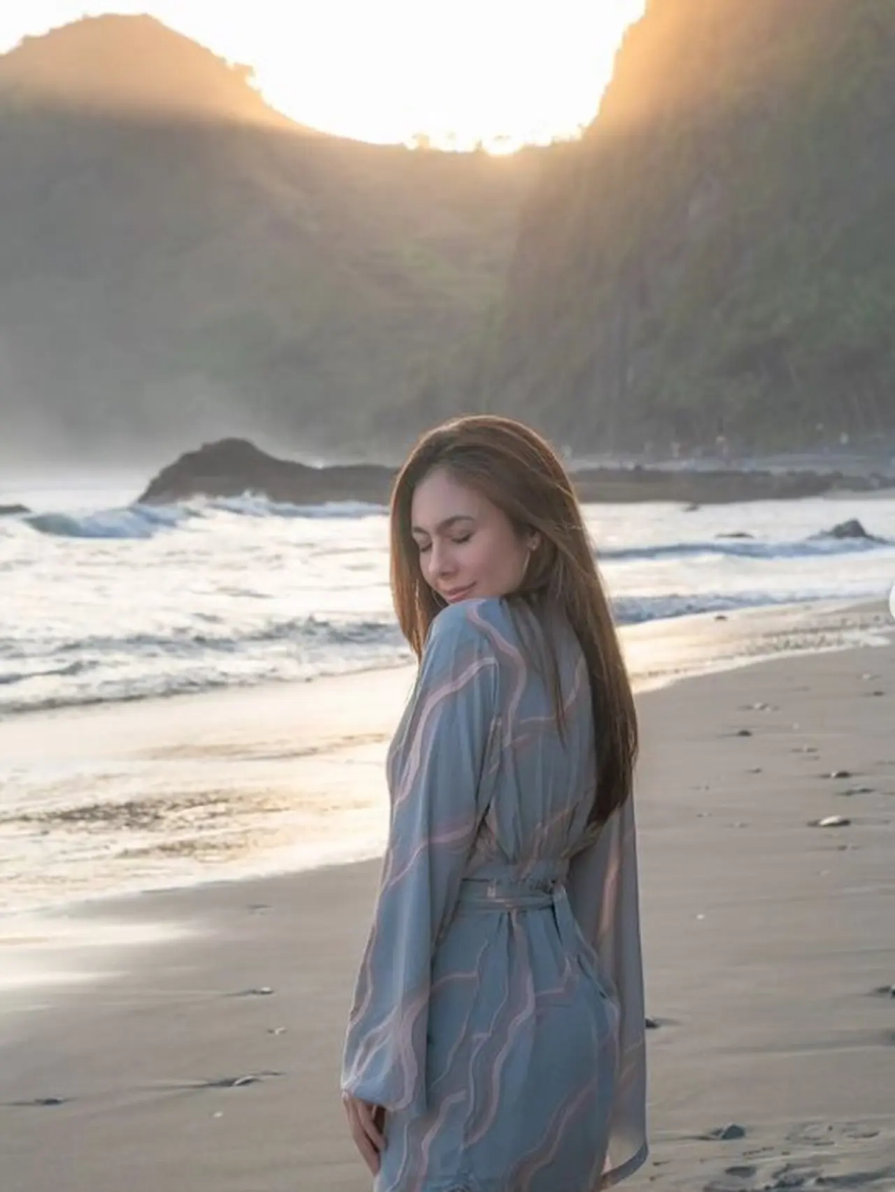 Tak Pernah Gagal, Intip Potret Memukau Wulan Guritno Pakai Dress Mini di Pantai - Entertainment ...