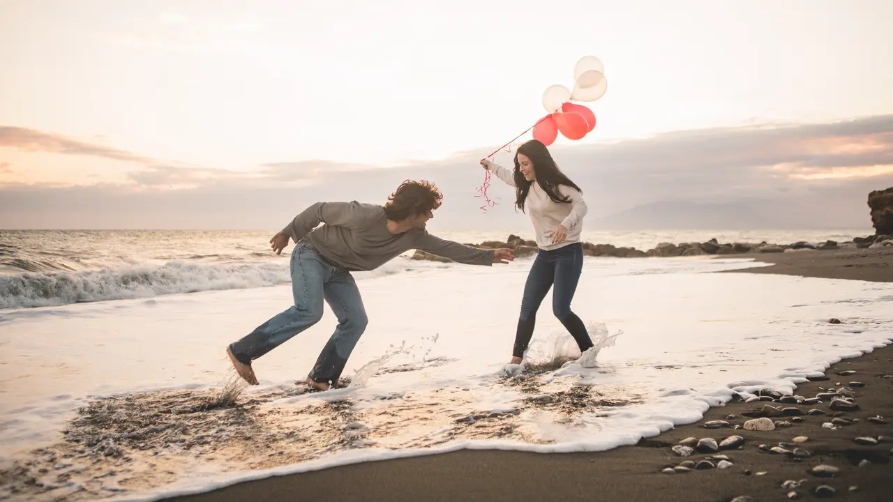 6 Tanda Kamu Orang yang Mudah Jatuh Cinta dan Terbawa Perasaan - Lifestyle Fimela.com