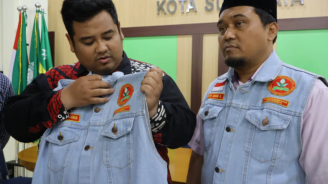 Penjelasan Soal Rompi Jeans Biru Wali Kota Eri Cahyadi di Acara Pemuda ...