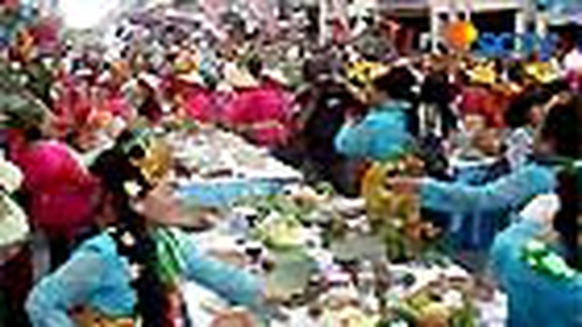 Ngulek Rujak Sambil Bergoyang - Video Liputan6.com