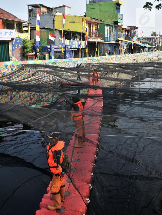 FOTO: Kurangi Bau Tak Sedap, Pemprov DKI Jakarta Kembali Pasang Waring ...