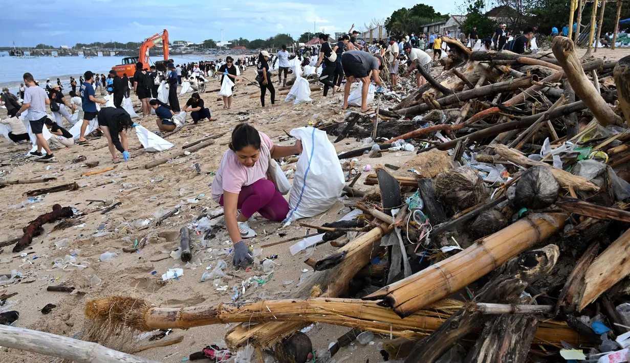 Bergerak, Ribuan Orang Bersihkan Sampah di Pantai Kedonganan Bali - Foto Liputan6.com