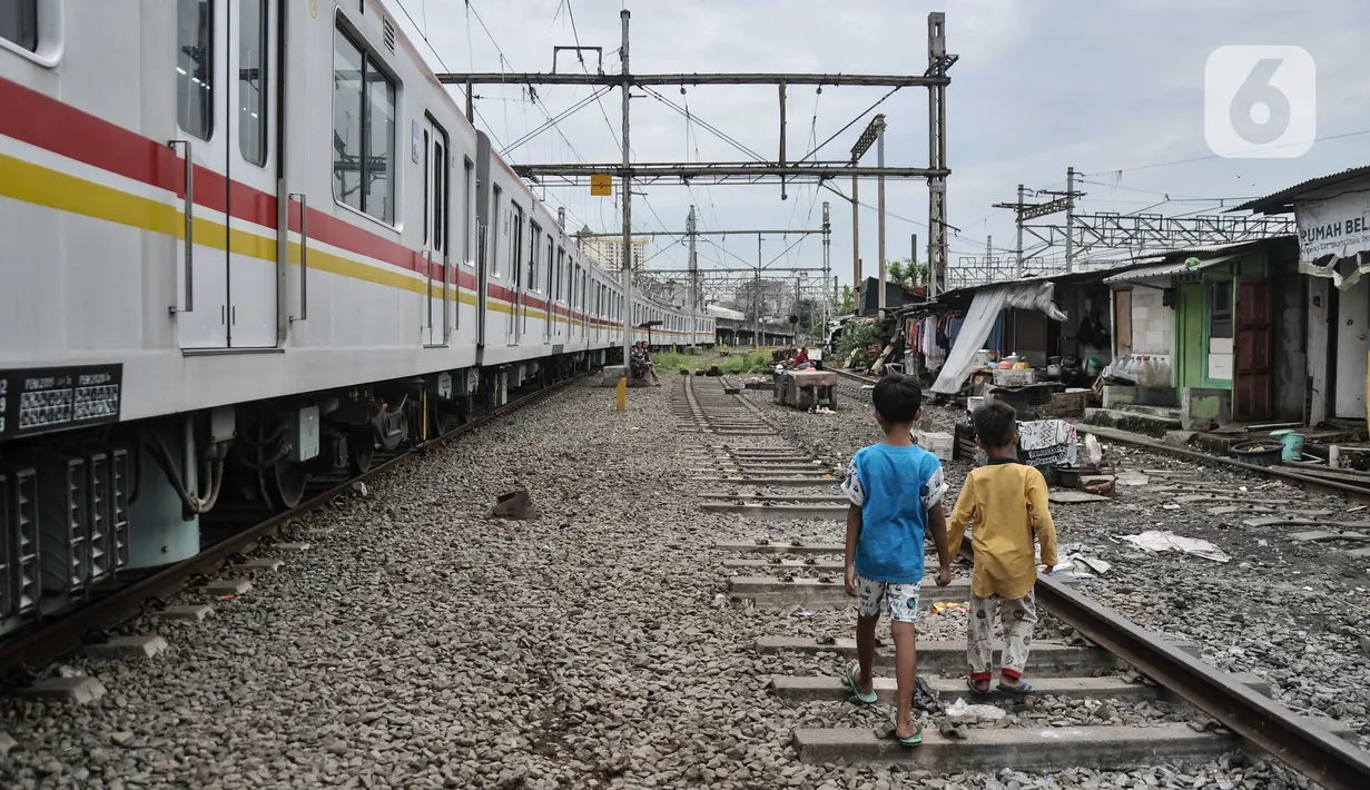 Potret Permukiman di Bantaran Rel Kereta - Foto Liputan6.com