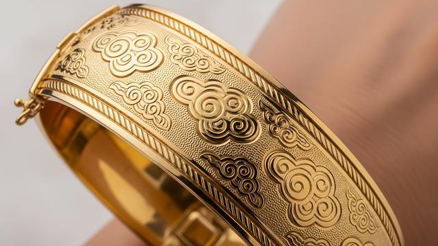 11 Gelang Emas Motif Ukiran Klasik untuk Acara Resmi, Tampil Mewah dan ...