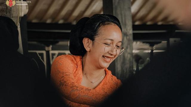 Aksi Para Putri Sultan HB X Masak Apem di Keraton Yogyakarta, Bersila ...
