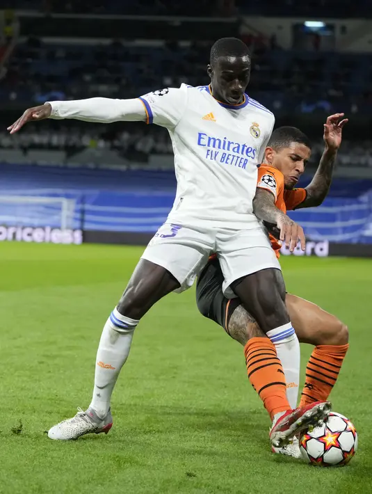 FOTO: Benzema Borong Gol, Real Madrid Sukses Bungkam Shakhtar Donetsk ...