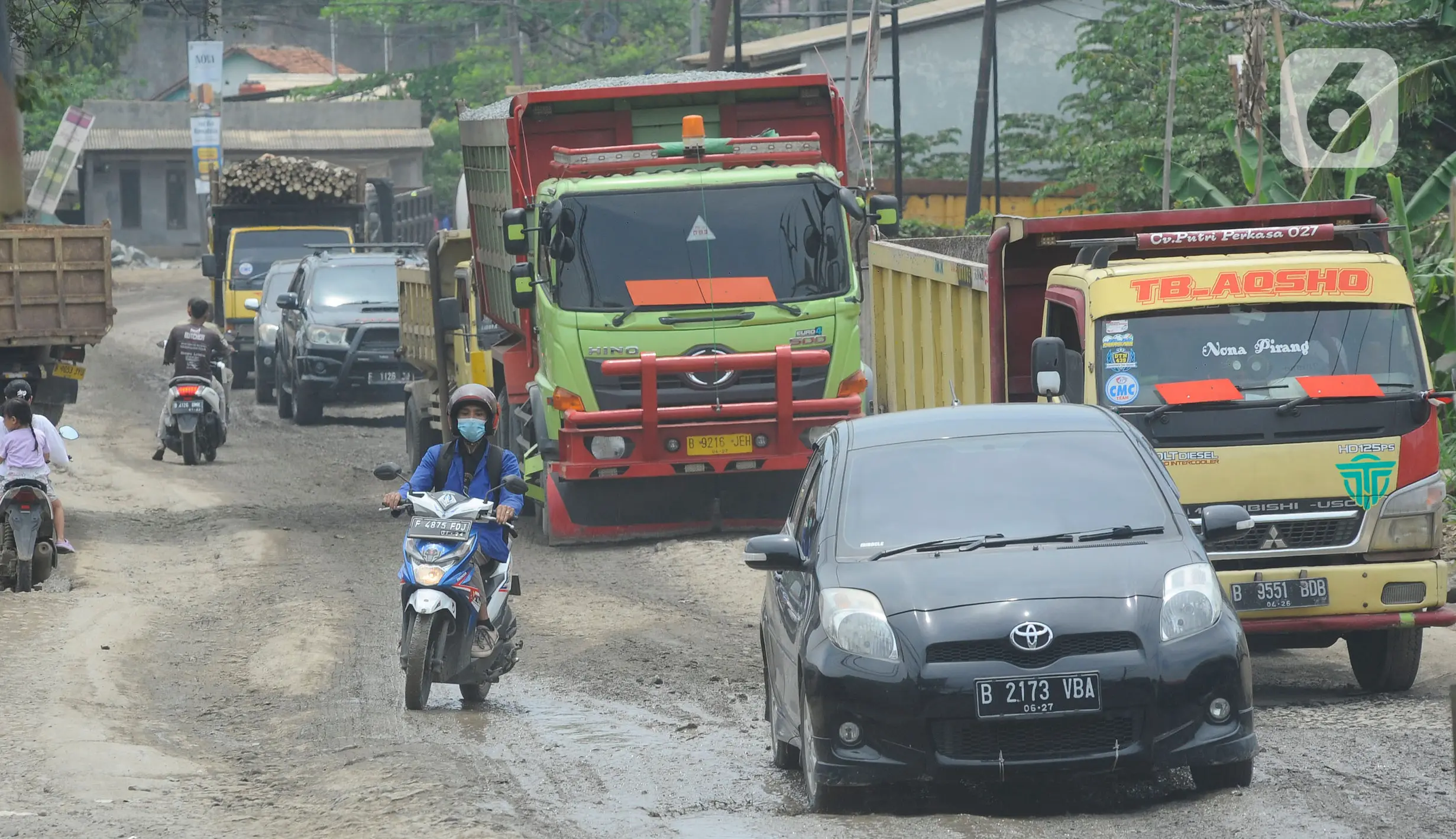 Potret Jalan di Parung Panjang Bogor yang Rusak Parah Akibat Truk ...