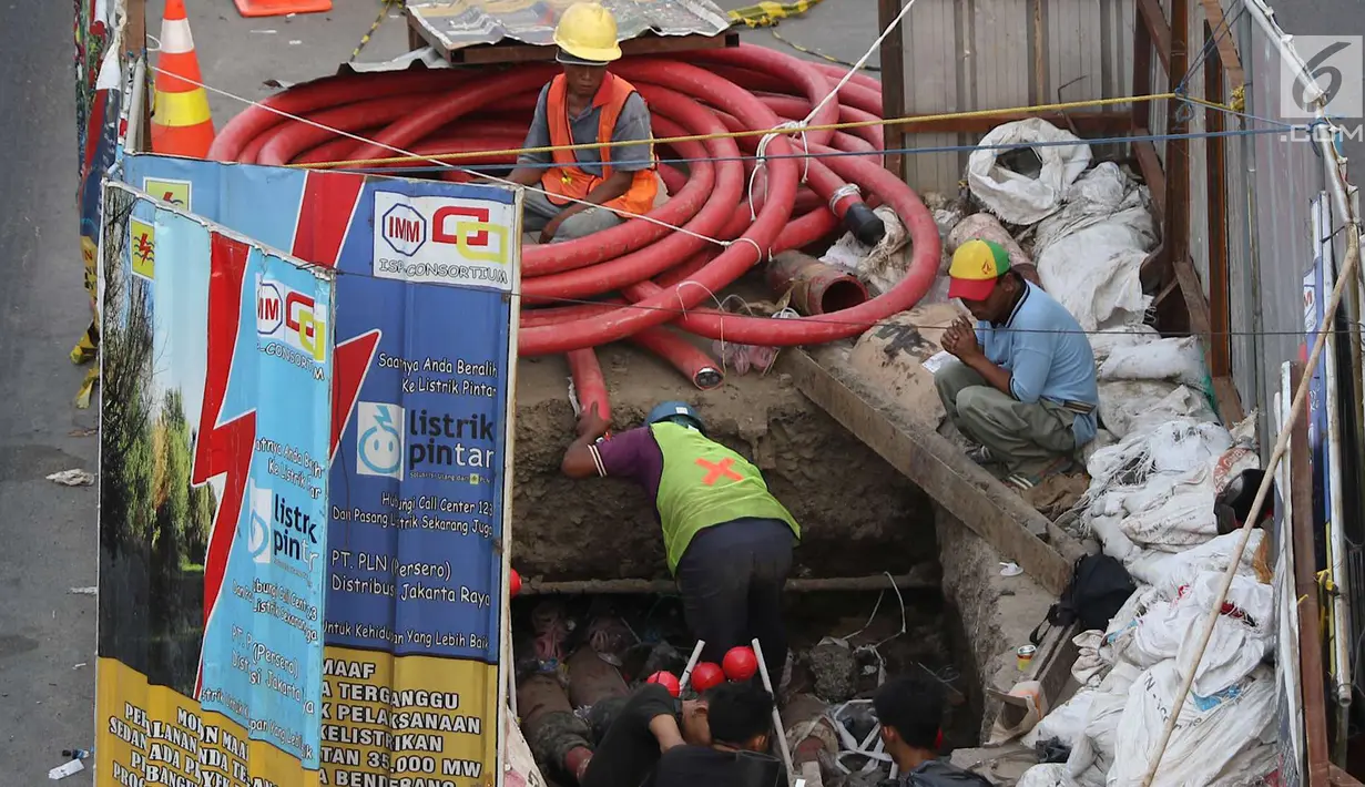 FOTO: Ada di Tengah Jalan, Proyek Galian Listrik Bawah Tanah Persempit ...