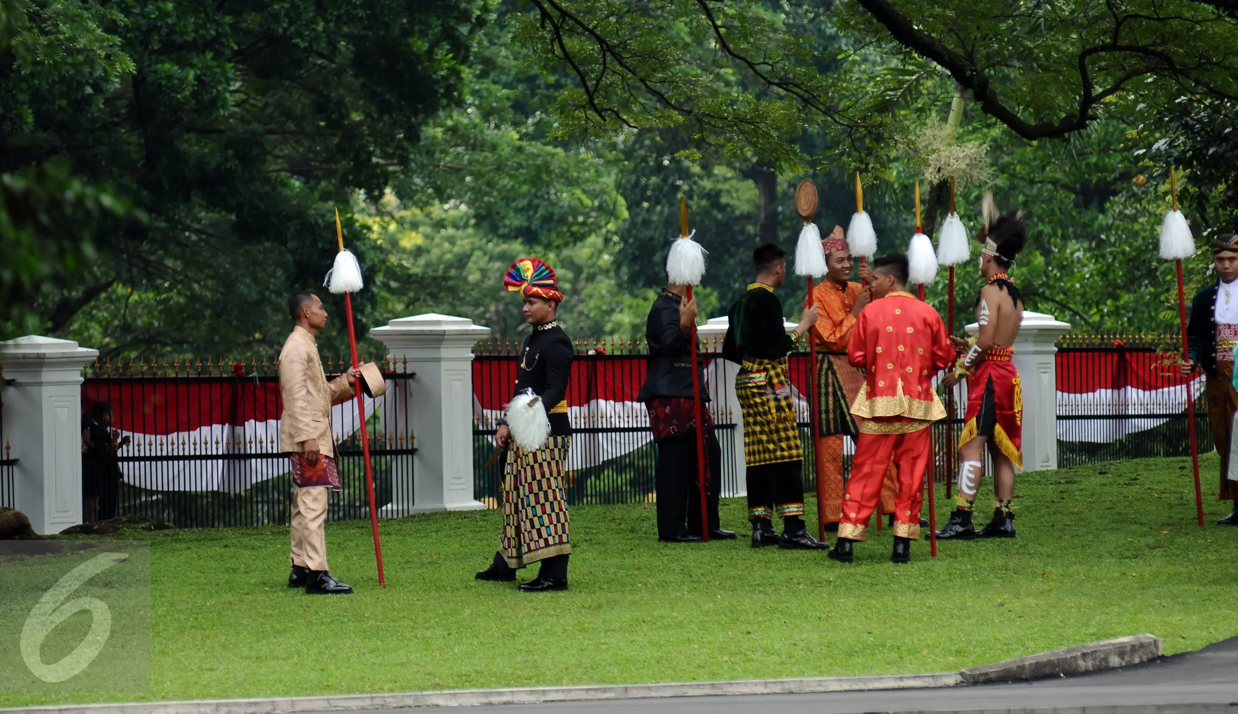 Mengenakan Pakaian Adat Daerah, Personel Paspampres Siap Sambut Raja ...