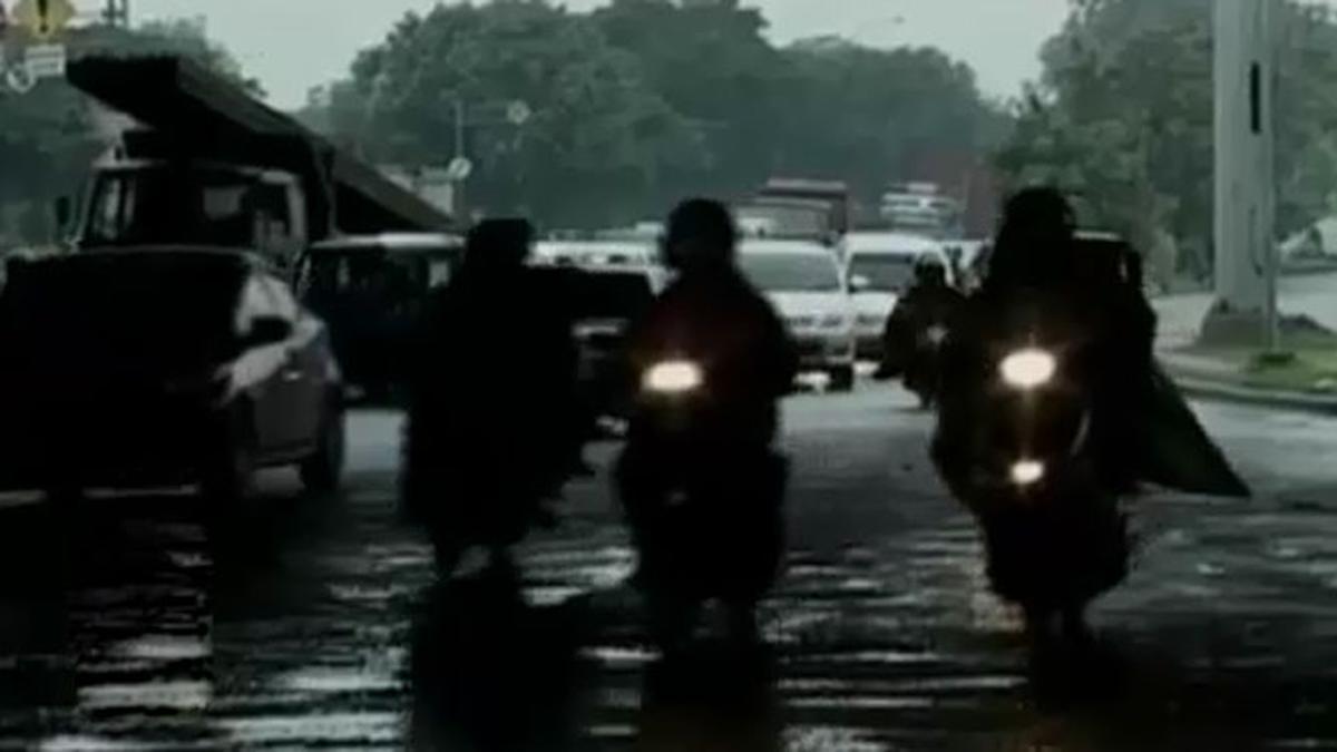 Jalan Yos Sudarso Digenangi Banjir, Pemotor Terpaksa Masuk Tol - News Liputan6.com