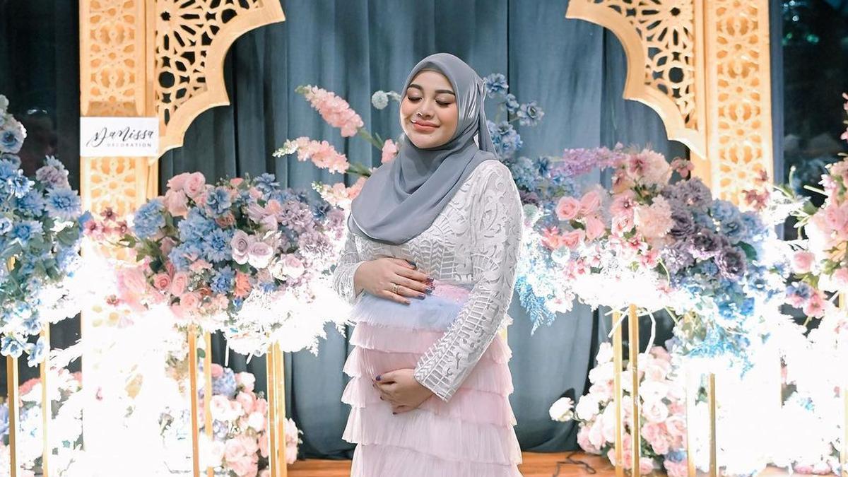 8 Potret Gaya Aurel Hermansyah Kenakan Gaun Cotton Candy, Umumkan Jenis Kelamin Anak Kedua ...