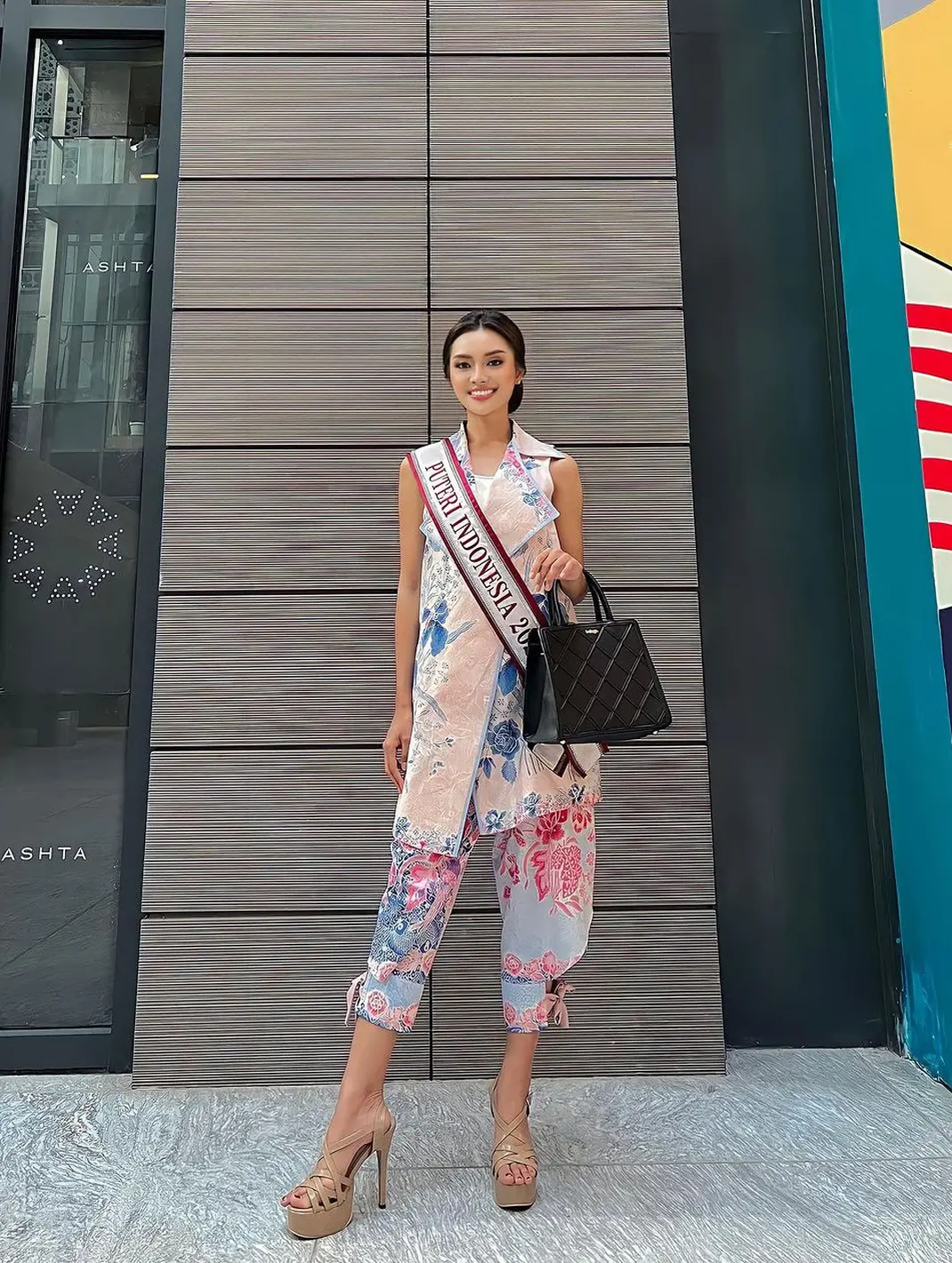 6 Potret Mix & Match Pakai Batik untuk Acara Semi Formal, dari Erina ...