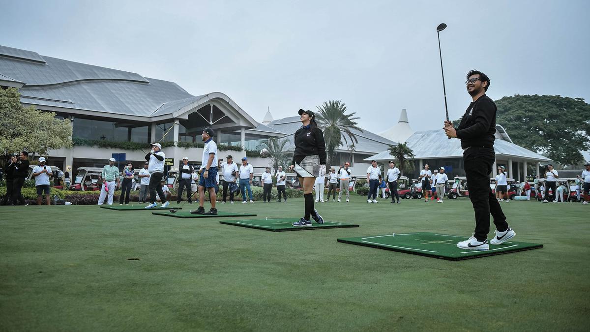 Gokil, Turnamen Golf Ini Berikan Hadiah Mobil dan Motor Mewah - Bola ...