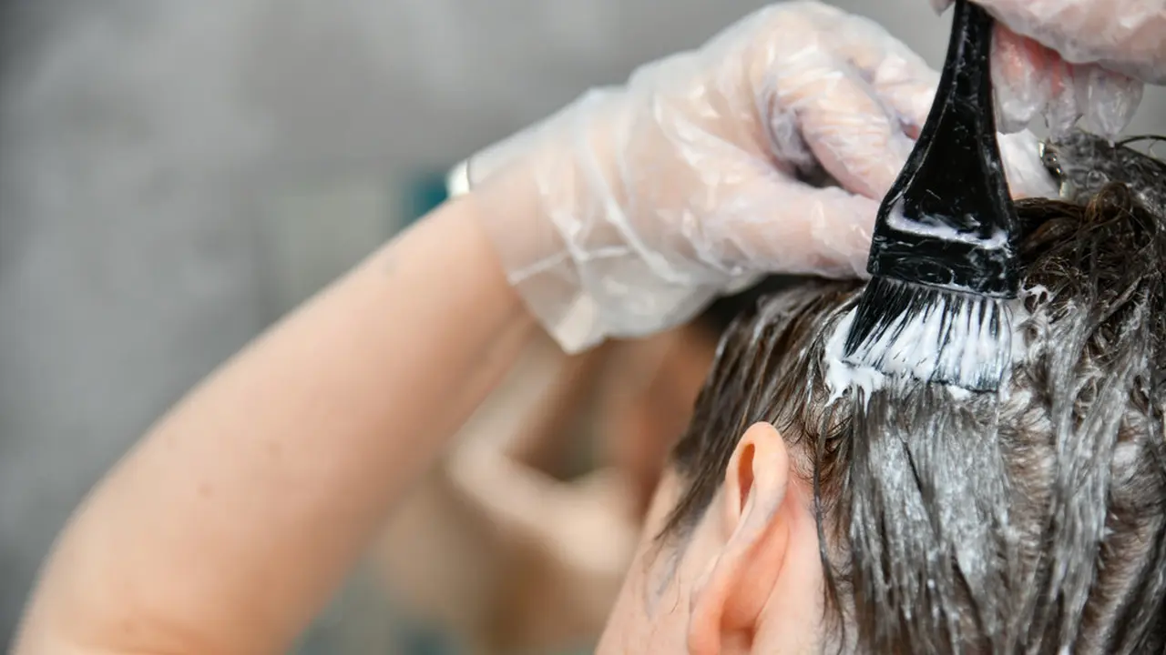 Tips Mewarnai Rambut Sendiri Anti Gagal dan Tetap Sehat - Lifestyle ...