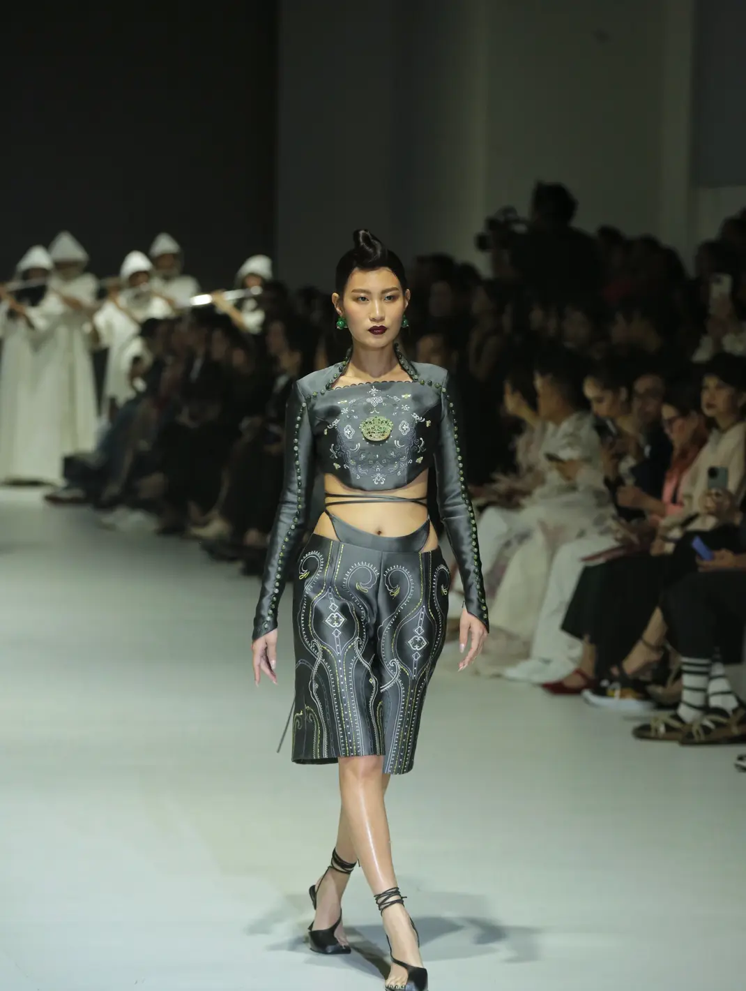 Mahija dan Hian Tjen Tutup Gelaran JFW 2024 Persembahkan Kreasi Luar Biasa di Panggung Dewi ...