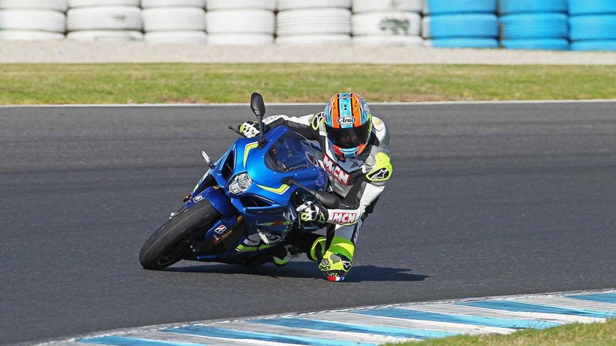 Cara Singkat Kuasai Teknik Knee-Down - Berita Otosia.com