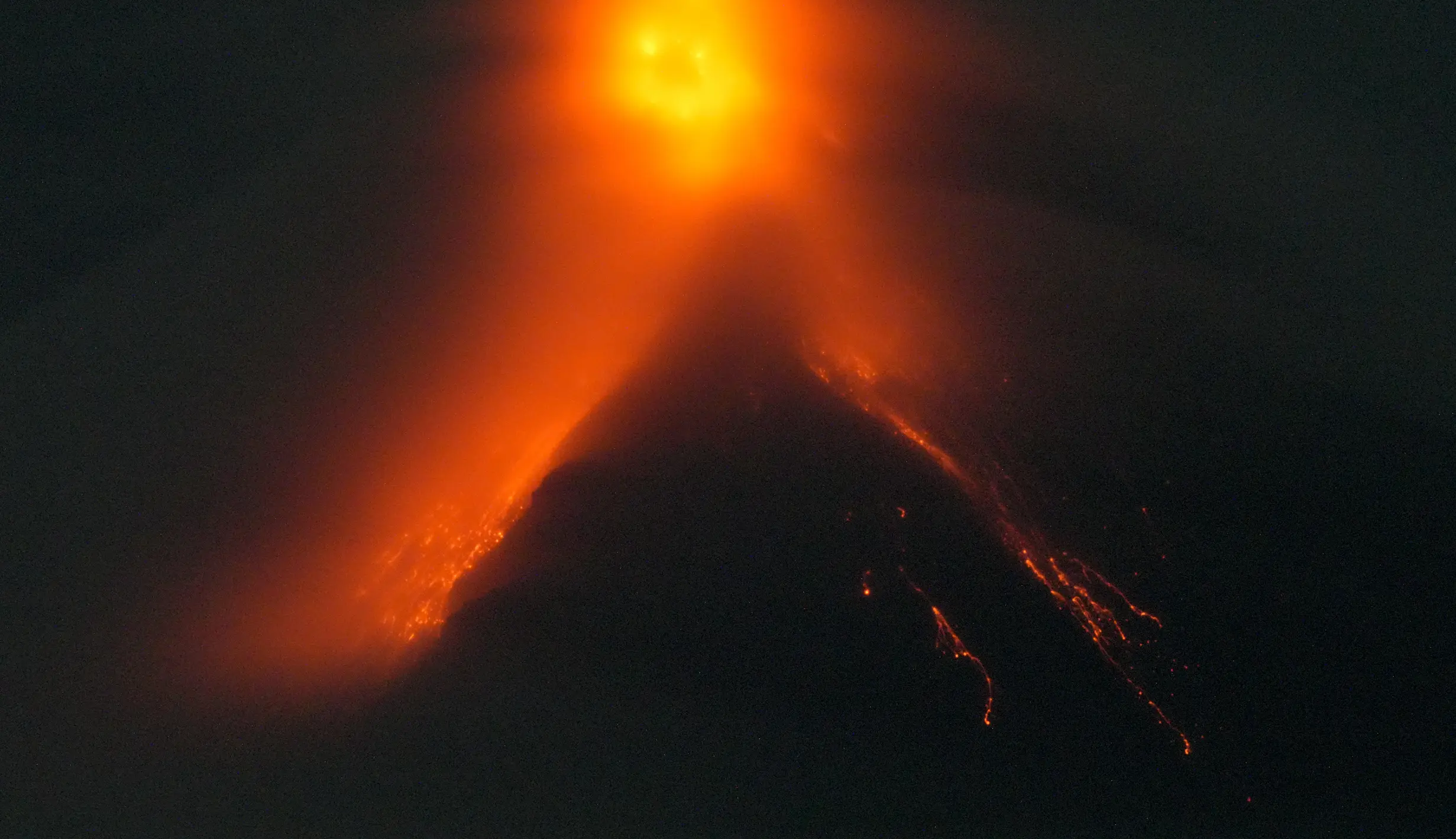 Penampakan Gunung Berapi Paling Aktif di Filipina Muntahkan Lava - Foto ...