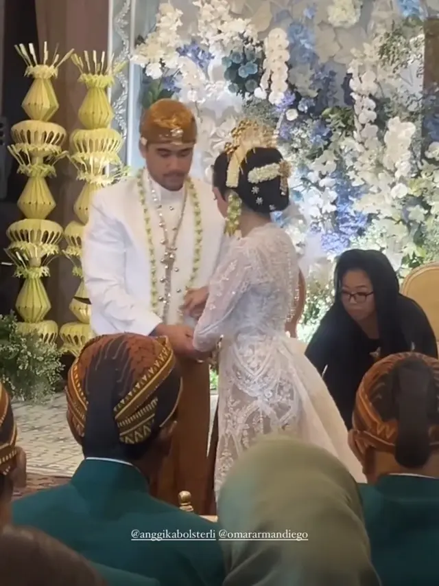 7 Potret Pernikahan Anggika Bolsterli dan Omar Bertema Jawa, Mahar Uang ...