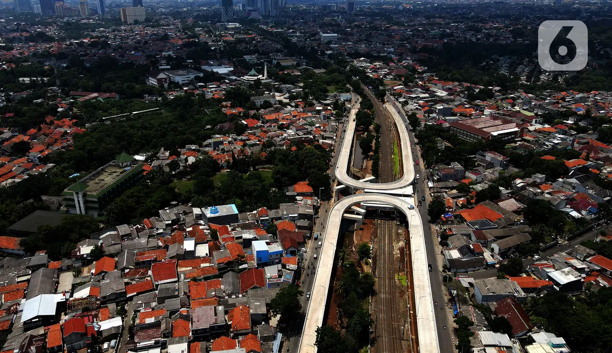 FOTO: Memantau Pembangunan Flyover Tanjung Barat - Foto Liputan6.com