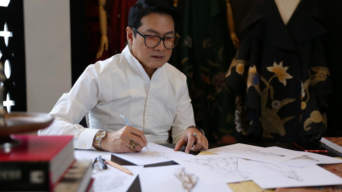 Rayakan HUT RI ke-75, Denny Wirawan Masih Tetap Setia dengan Batik ...