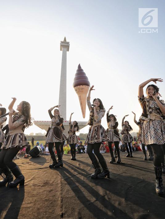 FOTO: Penampilan Energik JKT48 Ramaikan Puncak Kirab Obor Asian Games ...