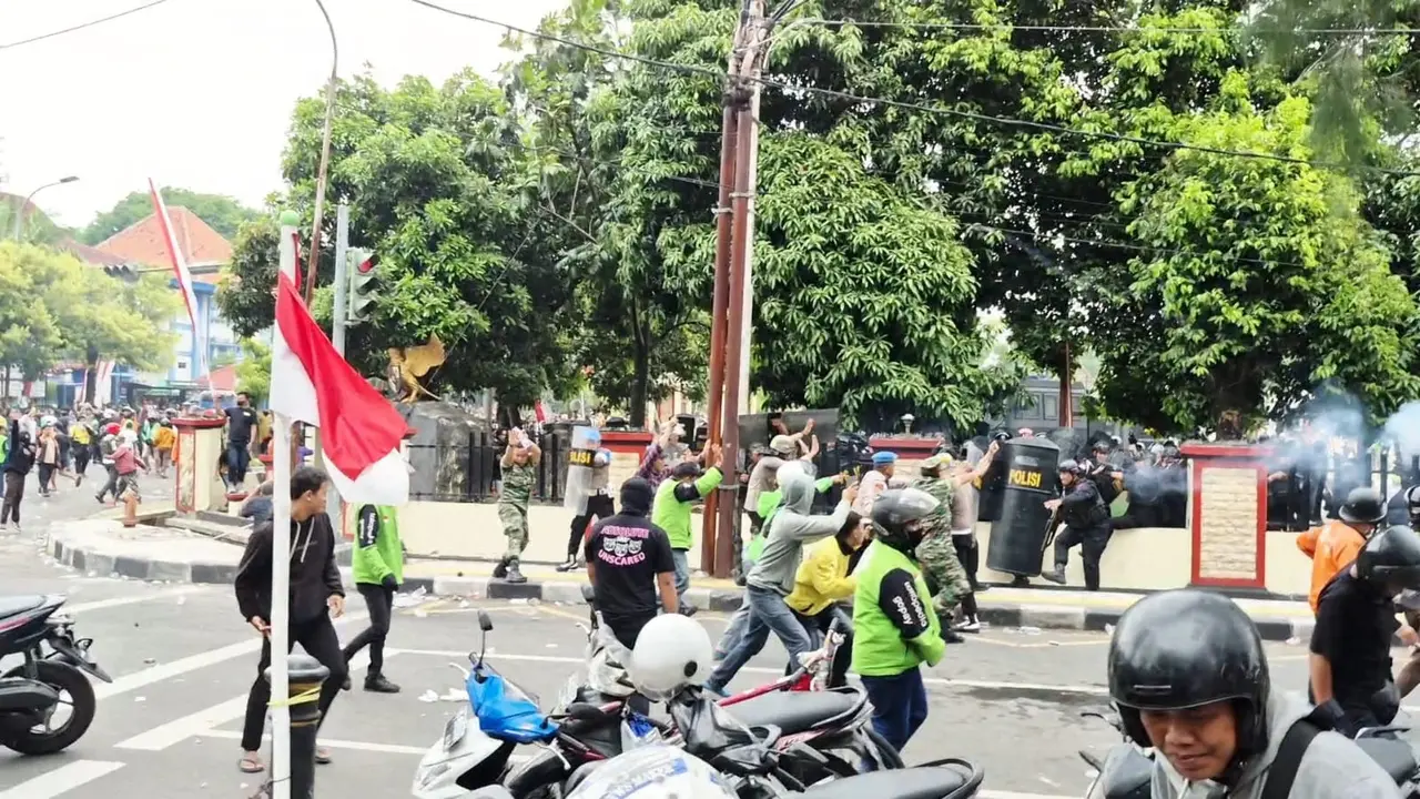 Kronologi Ricuh Demo Ojol di Solo, Massa Robohkan Gerbang Besi Mako ...