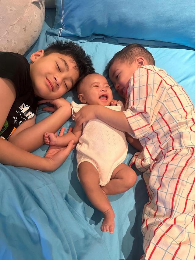 6 Potret Gemas Baby Lily yang Wajahnya Perdana Diungkap, Disebut Mirip ...