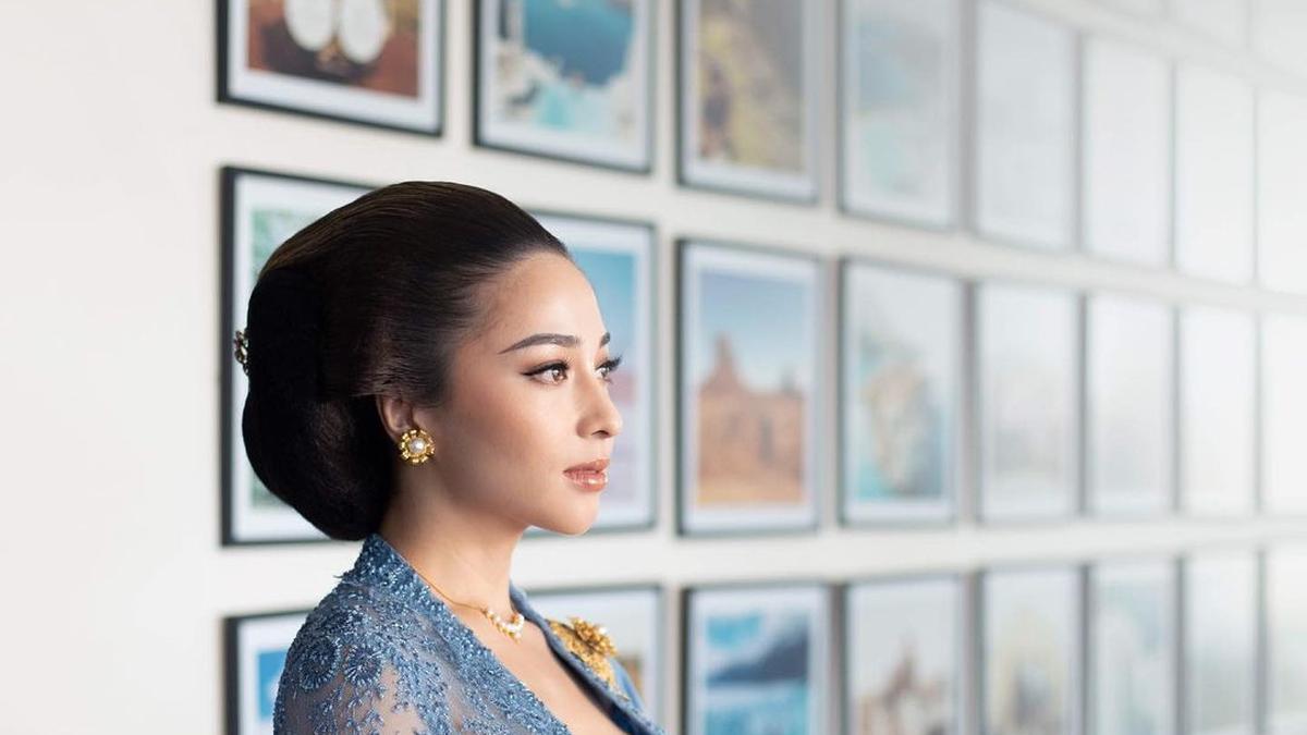 6 Potret Manglingi Nikita Willy jadi Putri Solo Berkebaya Biru Saat ...