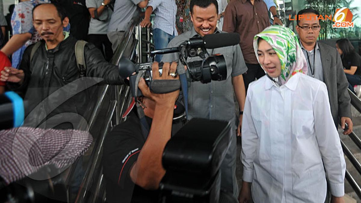 Demi Suami, Airin Rela Tinggalkan Kantor - Page 1 - Foto Liputan6.com