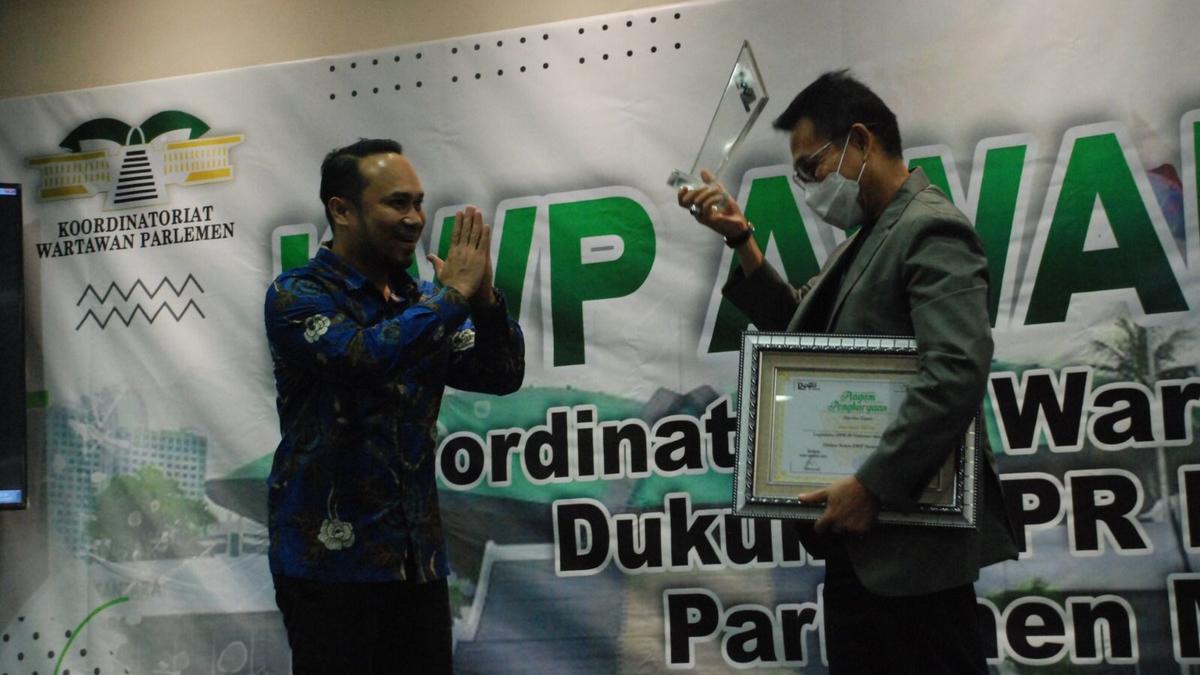 Anggota Komisi VII DPR Herman Herry Raih Penghargaan Legislator ...