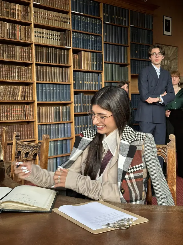 Mia Khalifa Jadi Pembicara Tamu Bahas Film Porno di Universitas Oxford, Banjir Kritik Warganet ...