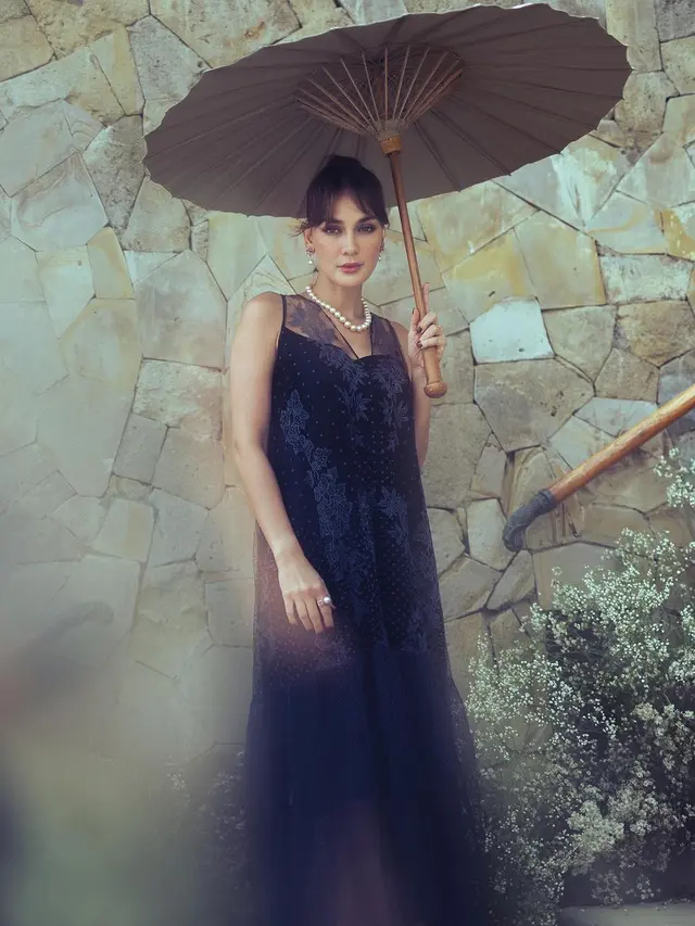 Potret Glamour Luna Maya Dengan Balutan Dress Gelap Di Acara Pernikahan Bcl Entertainment