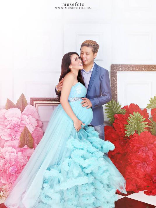 Foto Kehamilan, Rey Utami: Kata Siapa Ibu Hamil Gak Bisa Tampil Sexy ...