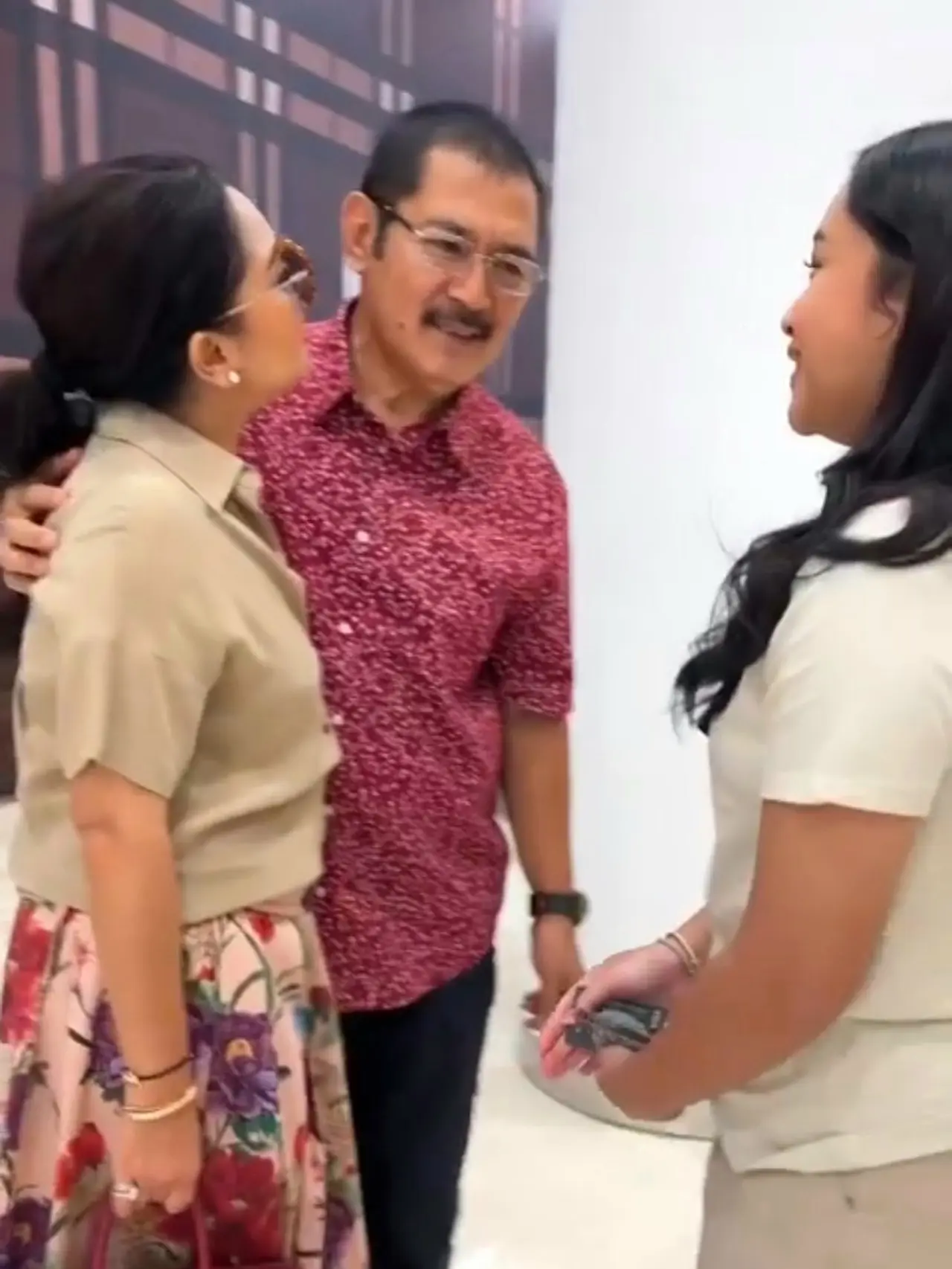 7 Potret Mayangsari dan Bambang Trihatmodjo Dinner di Resto Mewah, Ada Khirani - Hot Liputan6.com