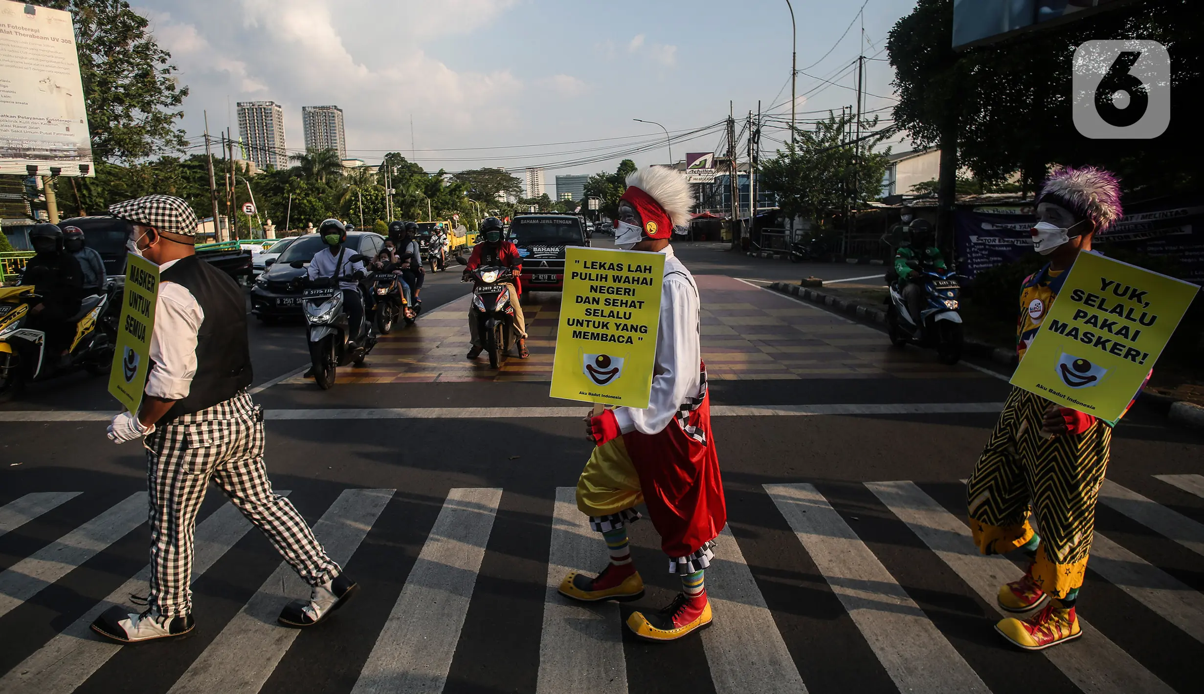 FOTO: Aksi Badut Indonesia Kampanyekan Penggunaan Masker - Foto ...
