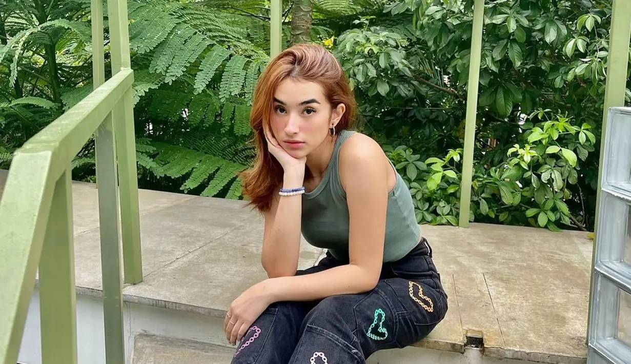 Gaya Nadia Raisya Pose Topang Dagu, Ekspresi Tanpa Senyumnya Curi ...