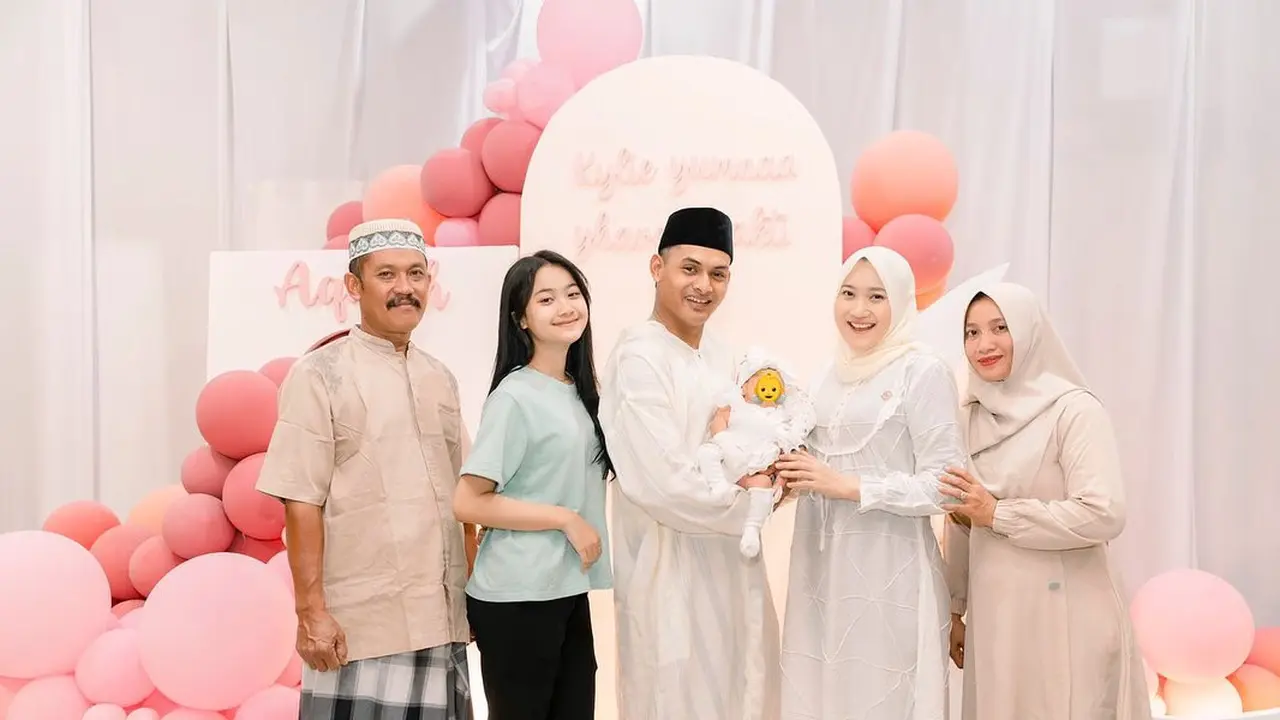 7 Momen Akikah Putri Yeni Inka, Ini Penjelasan Arti Nama Anaknya - Hot ...