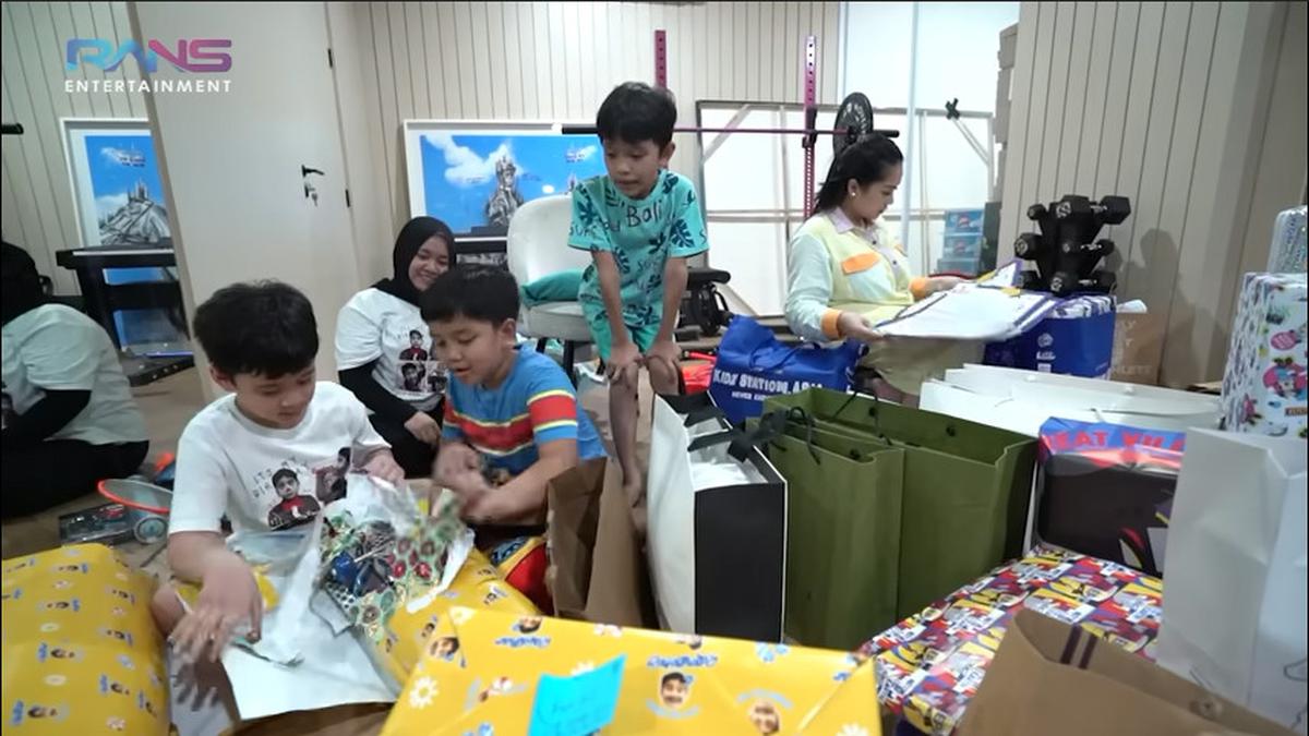 8 Potret Rafathar Unboxing Kado Ulang Tahun, Banyak Barang Branded ...