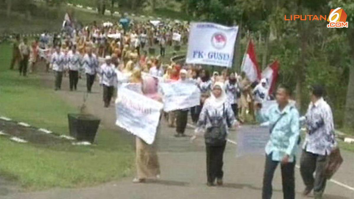 [VIDEO] Dana Sertifikasi Tak Cair, Ribuan Guru di Madina Demo - News Liputan6.com