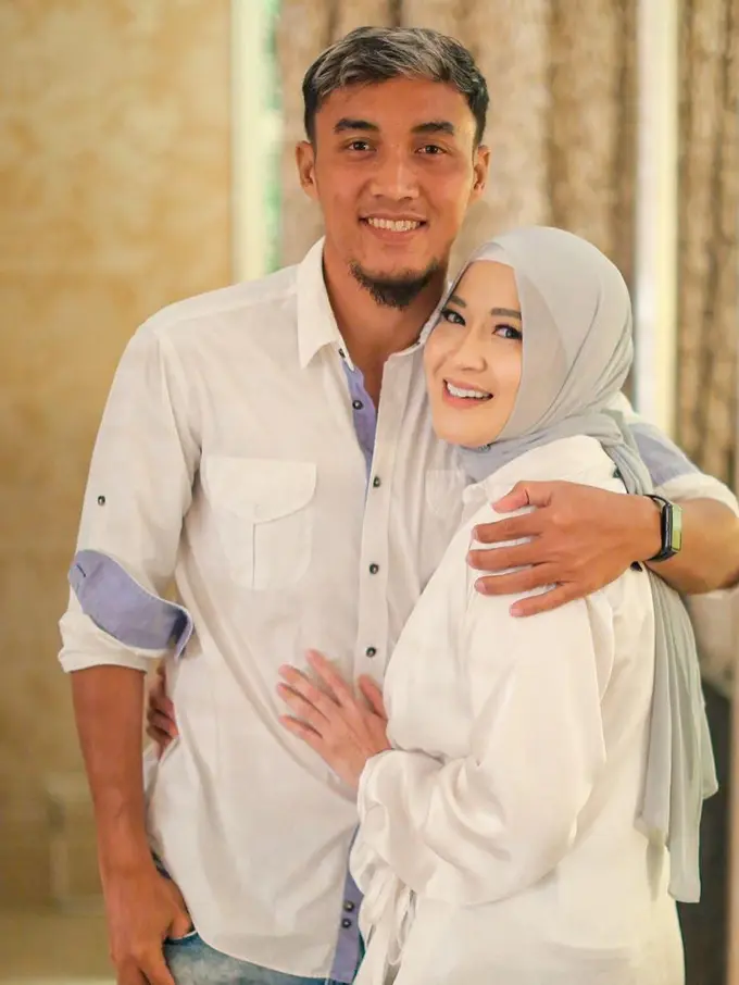 Usai Mediasi, Gunawan Dwi Cahyo Peluk Okie Agustina - Entertainment ...