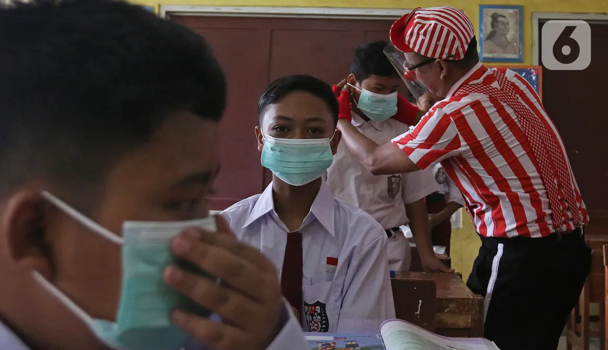 FOTO: Aksi Badut Kampanyekan Pakai Masker untuk Siswa Sekolah - Foto ...
