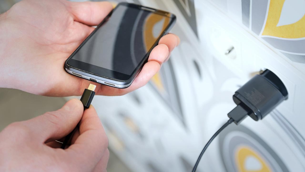 Sering Keliru, Ini 5 Cara Mengisi Baterai Handphone yang Aman dan Benar